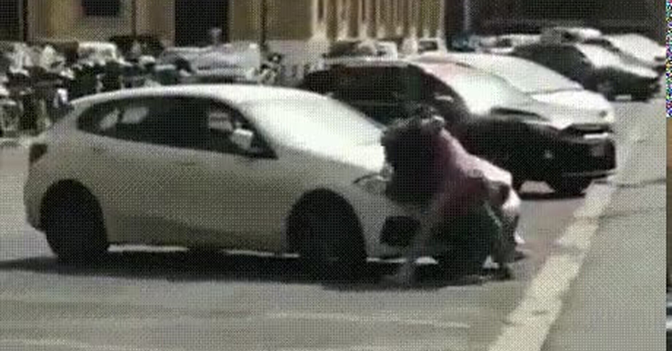 ¡Vaya GIF! / Ladrón intenta robar bolso a una mujer que resulta ser una ...