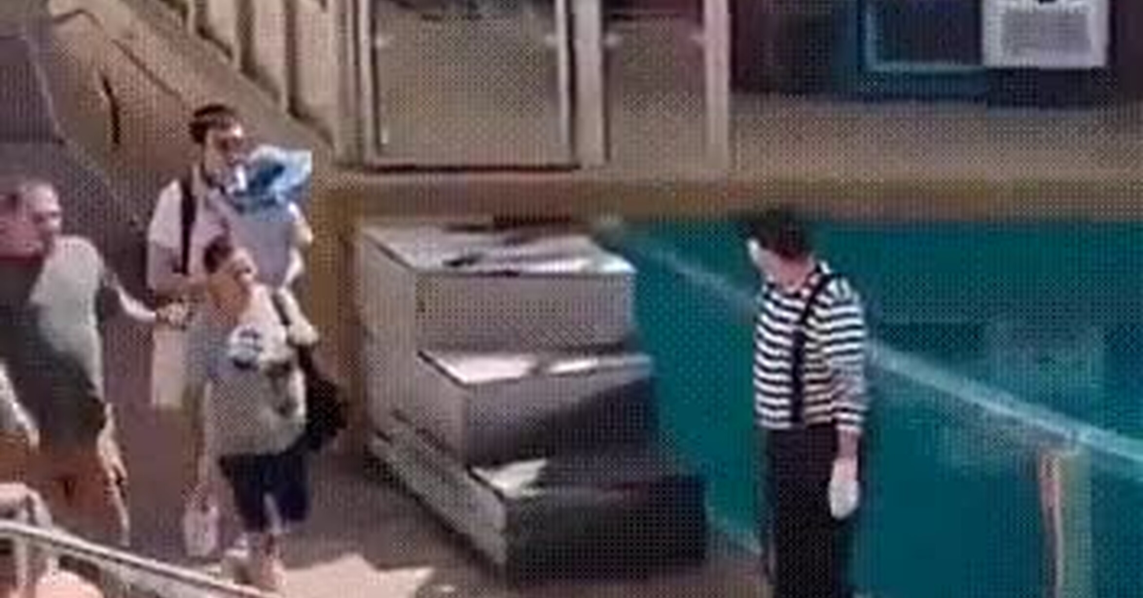 ¡Vaya GIF! / Ay como lo vean las madres, denuncian a este mimo