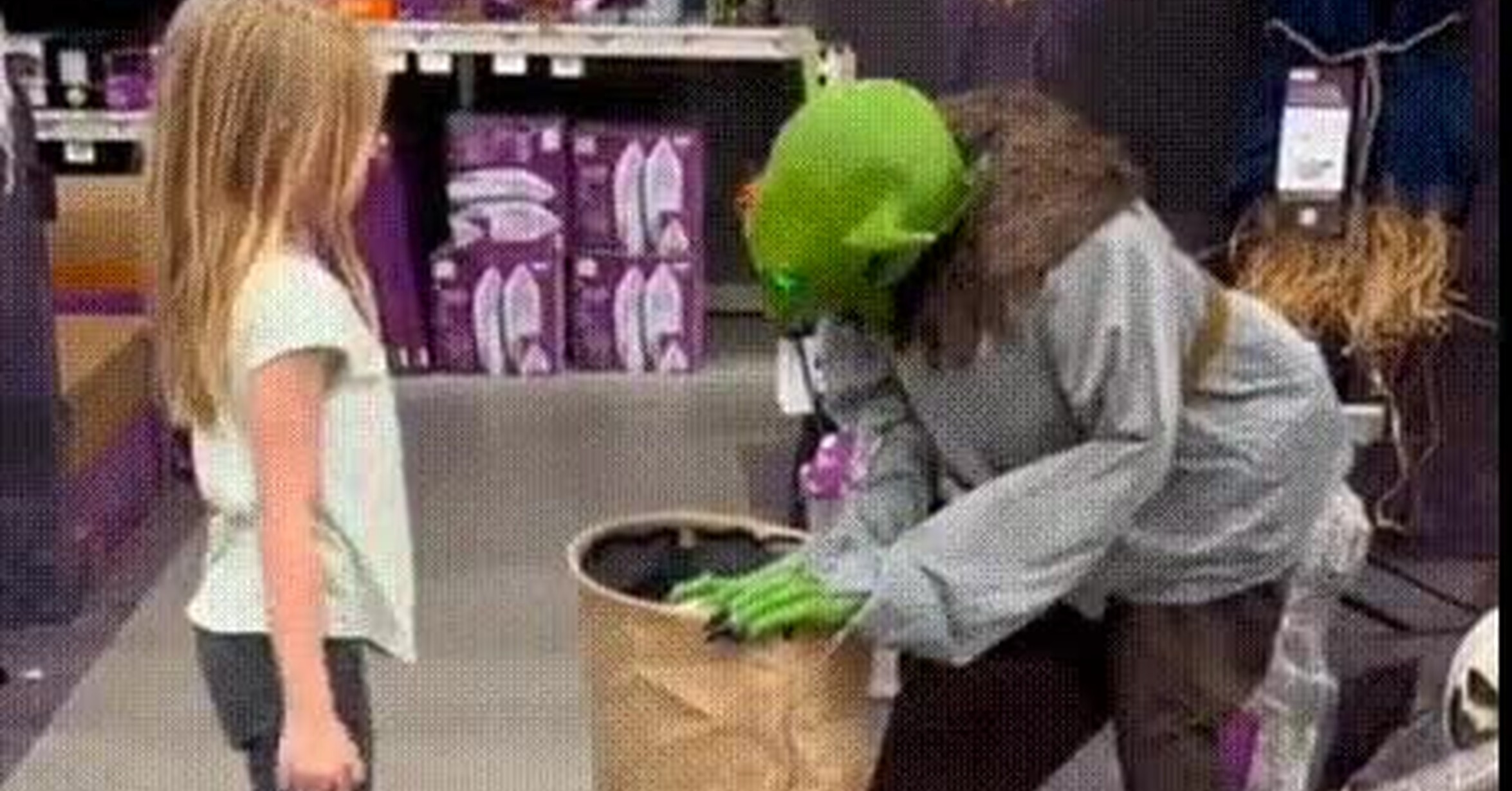 ¡Vaya GIF! / Intenta irse muy digna después del susto
