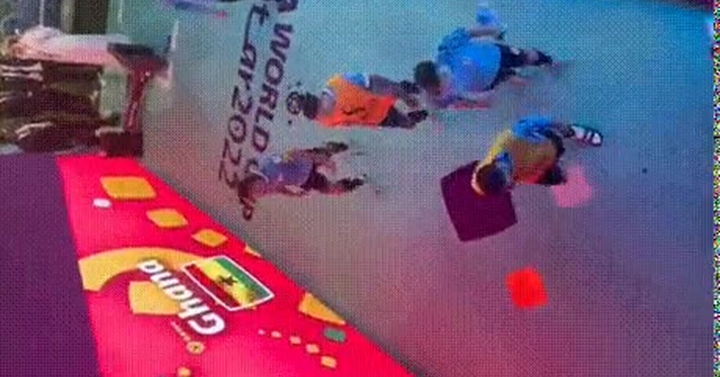 ¡Vaya GIF! / Cavani se ha cargado la pantalla del VAR