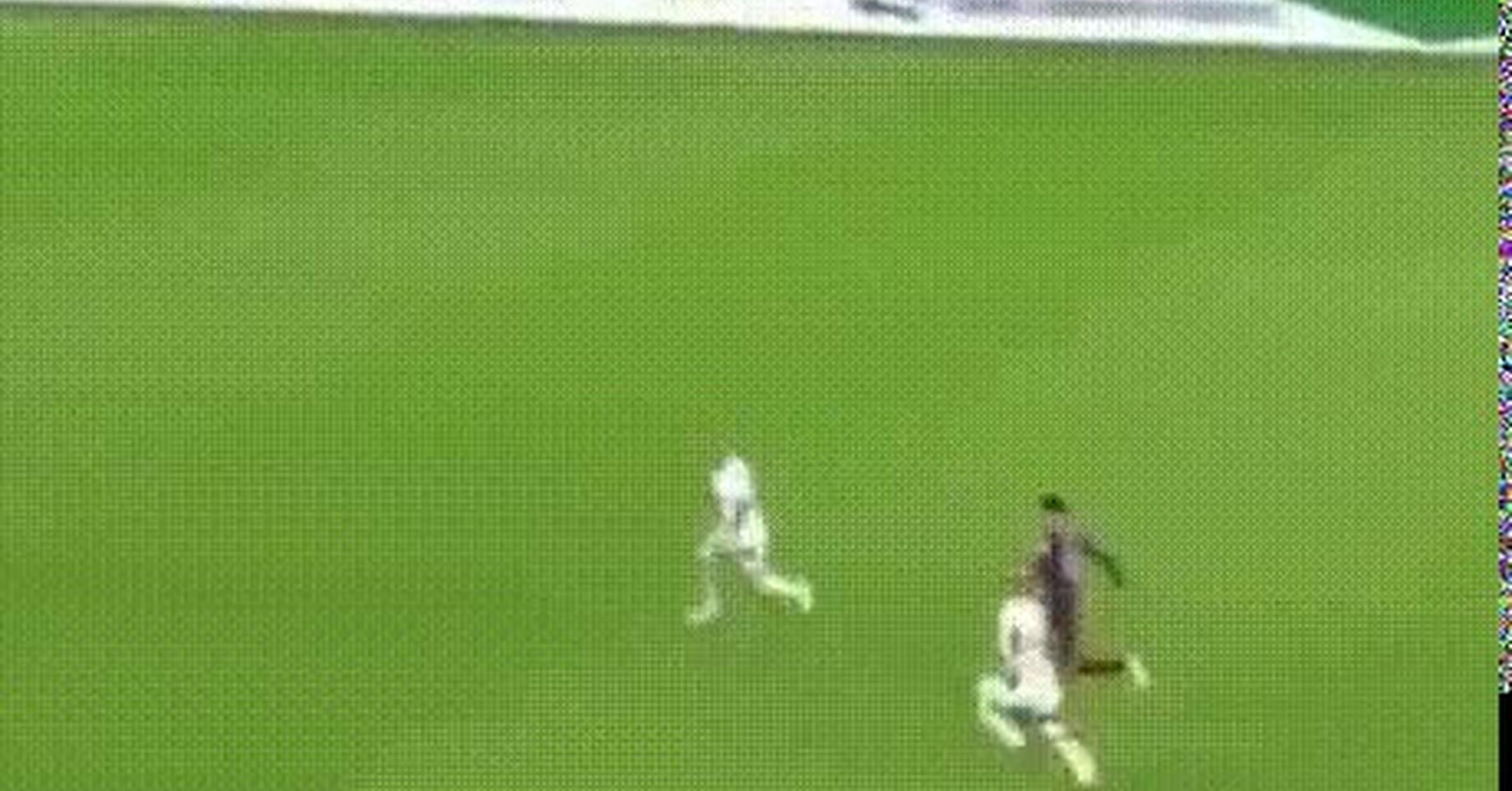 ¡Vaya GIF! / Pobres los de blanco. No les sale NADA bien