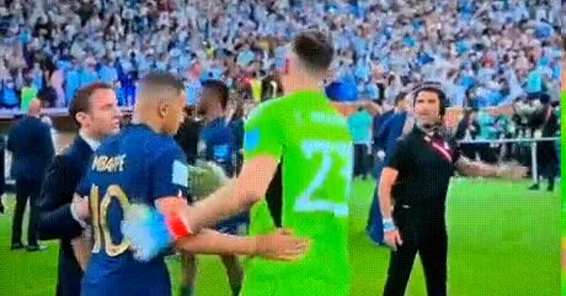 ¡Vaya GIF! / Lo mejor de la final fue ver a Mbappé pasar olímpicamente ...