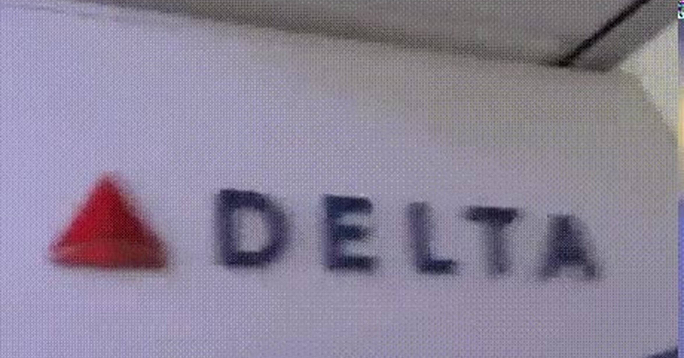 ¡Vaya GIF! / Está en el avión viendo The Office y no sabe que al lado ...