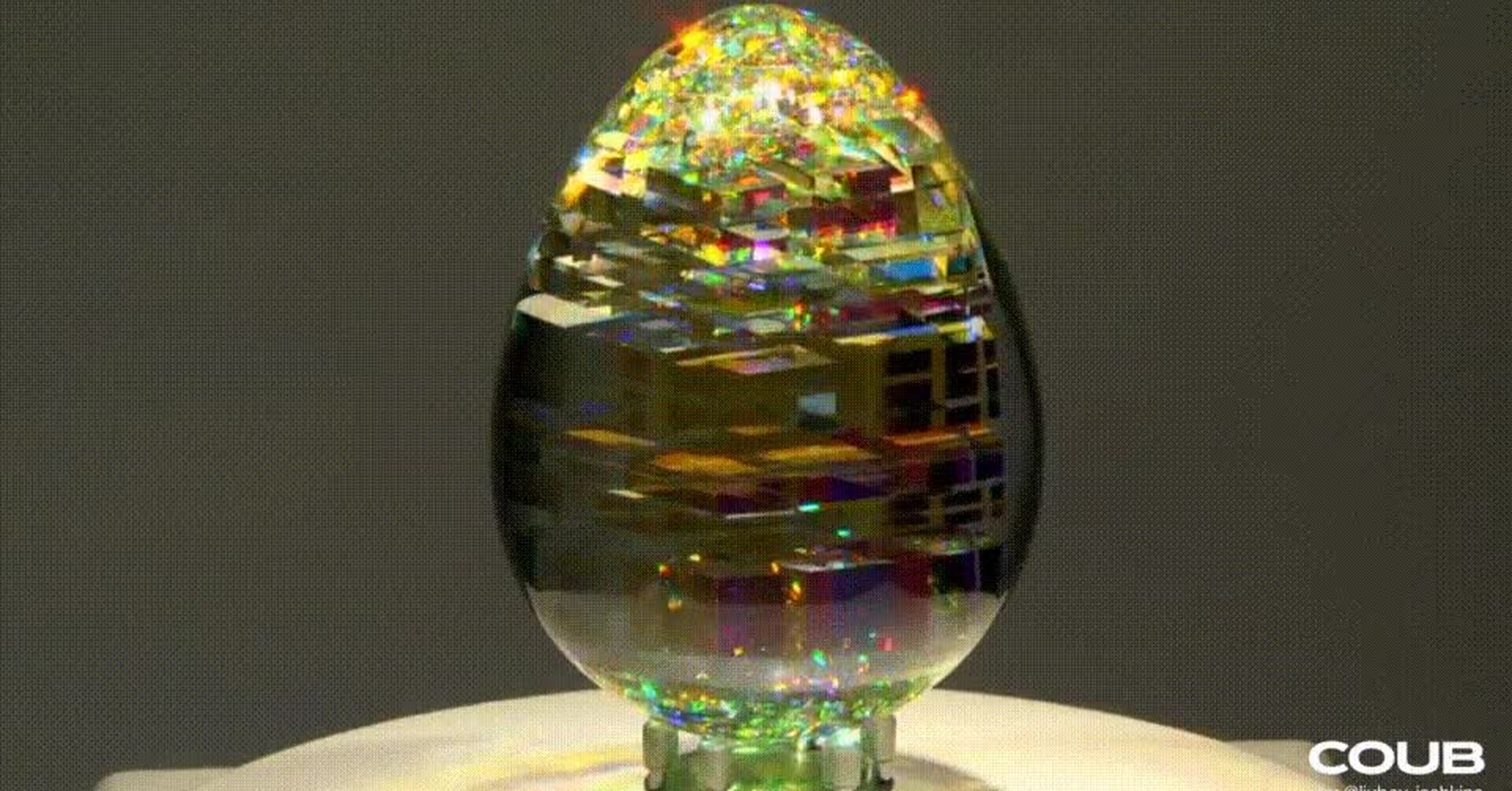 ¡Vaya GIF! / No puedes dejar de mirar el huevo de cristal