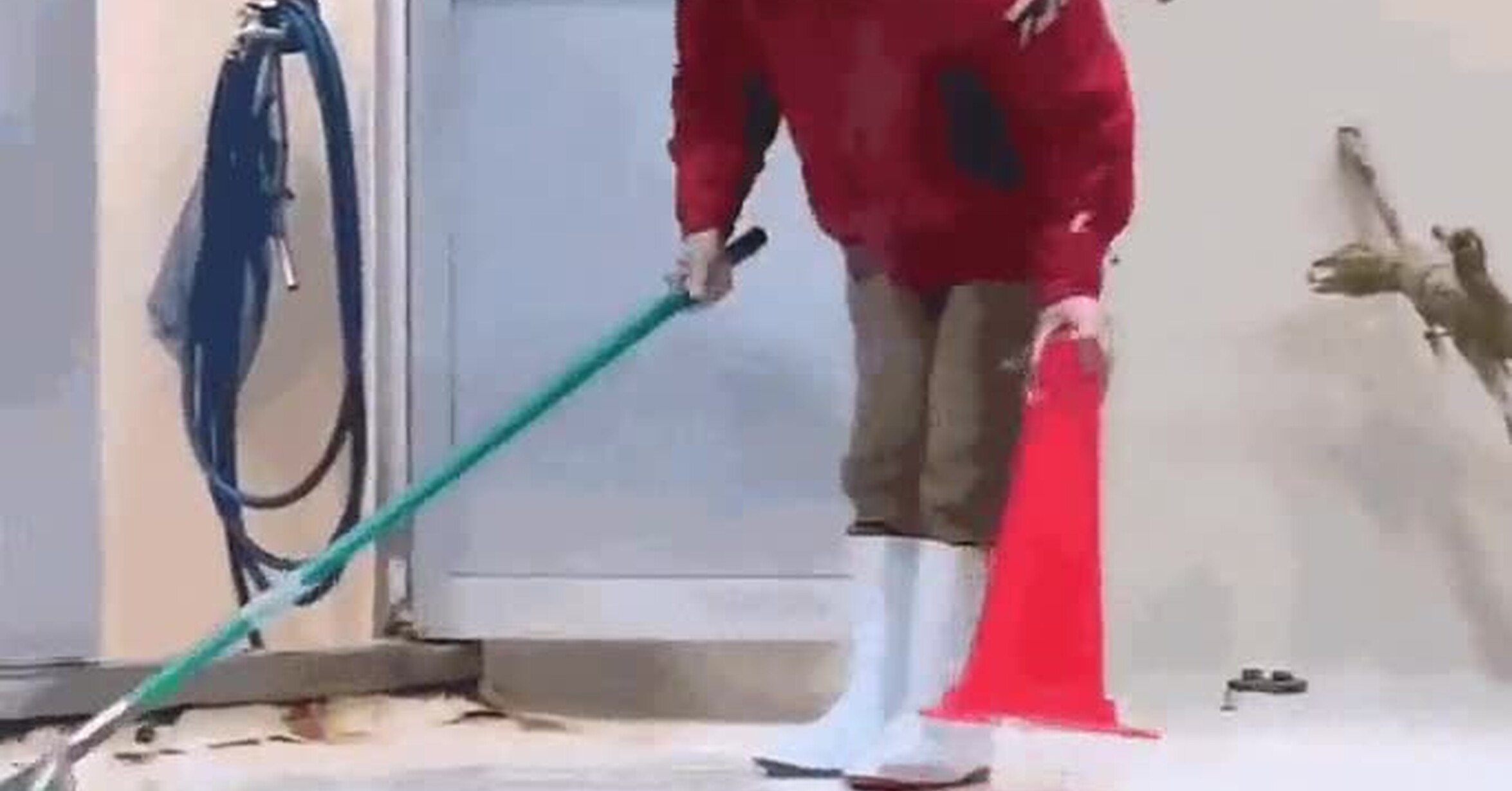 ¡Vaya GIF! / Le encanta echar una mano en la piscina