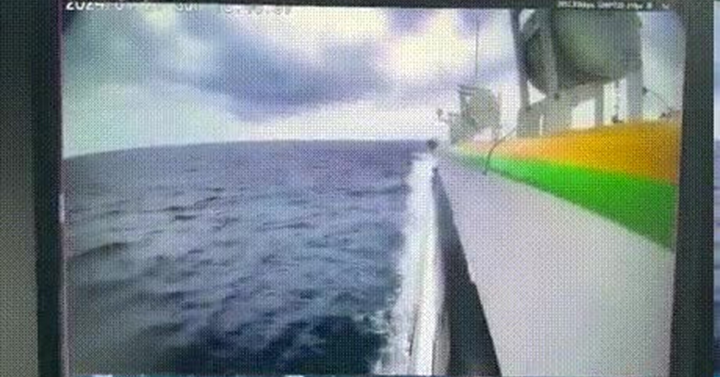 ¡Vaya GIF! / Alguien acaba de saltar en medio del océano en Zanzíbar