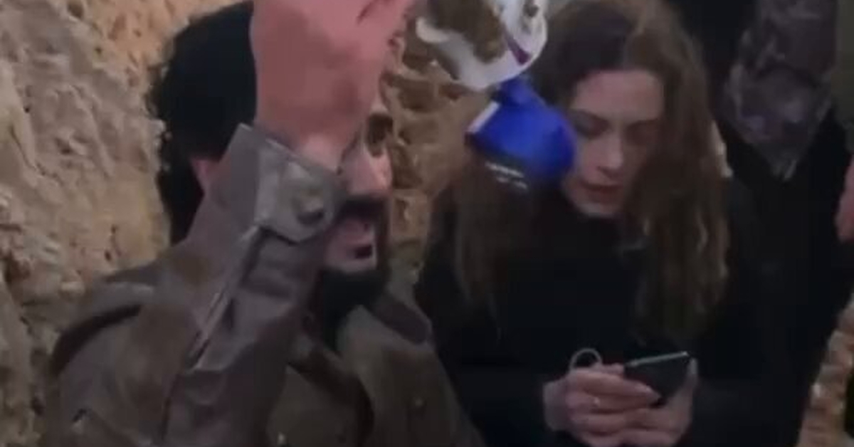 La policía nacional le ha roto el megáfono a Alvise por putodefender España