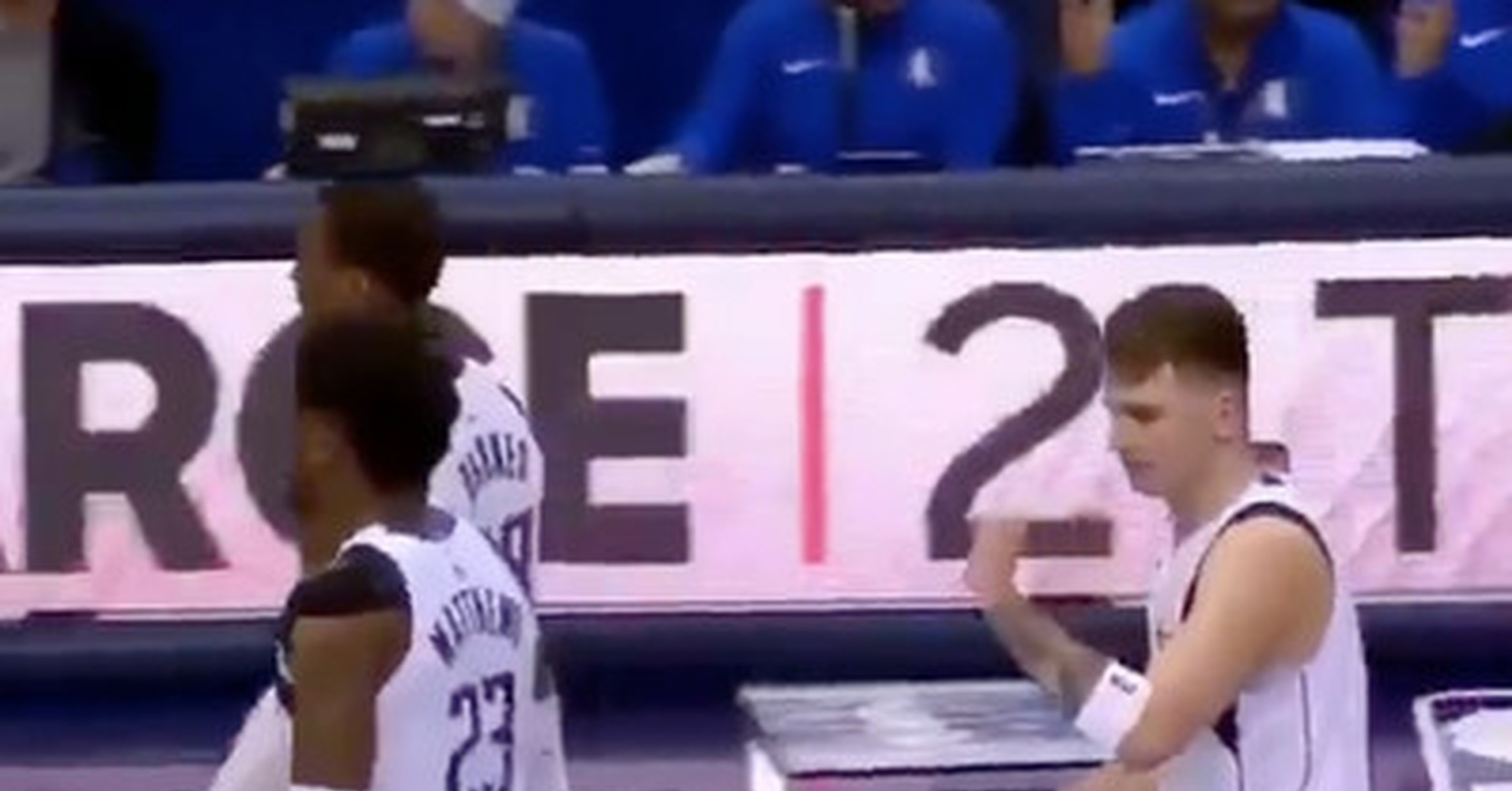 [ MEMEDEPORTES ] Los Mavs dejan 'colgado' a Doncic en pleno partido: no ...