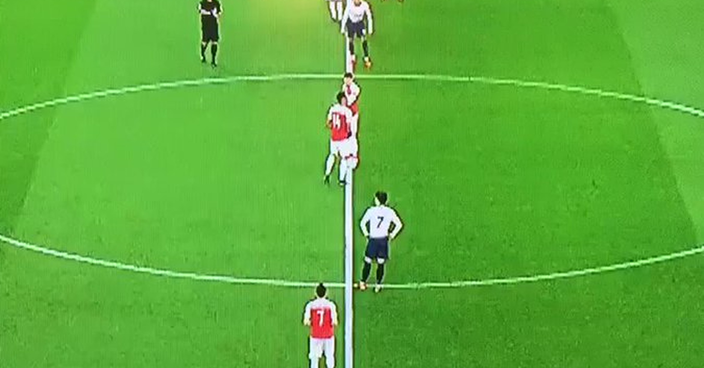 [ MEMEDEPORTES ] Este saque de centro del Arsenal es el peor de la historia