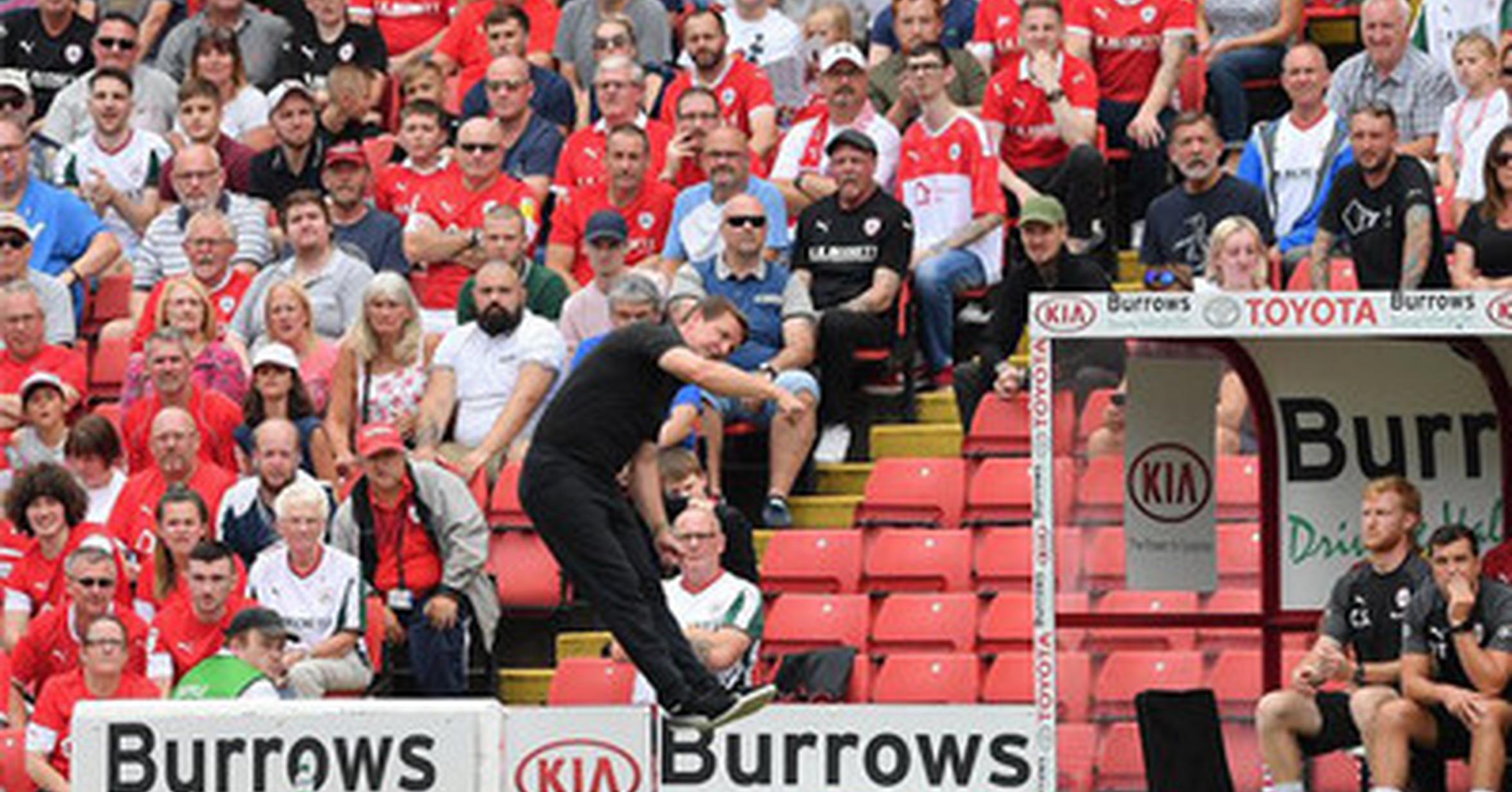 [ MEMEDEPORTES ] Esta foto de la grada del Barnsley está dando mucho ...