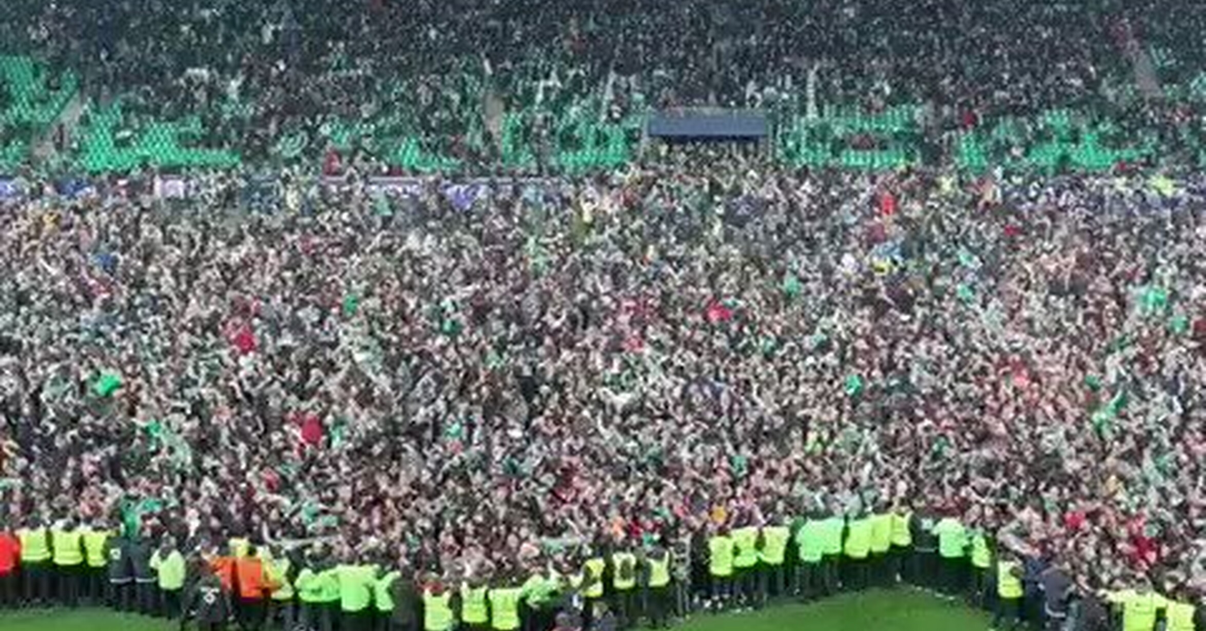 [ MEMEDEPORTES ] Esta fue la impresionante invasión de campo del Saint ...