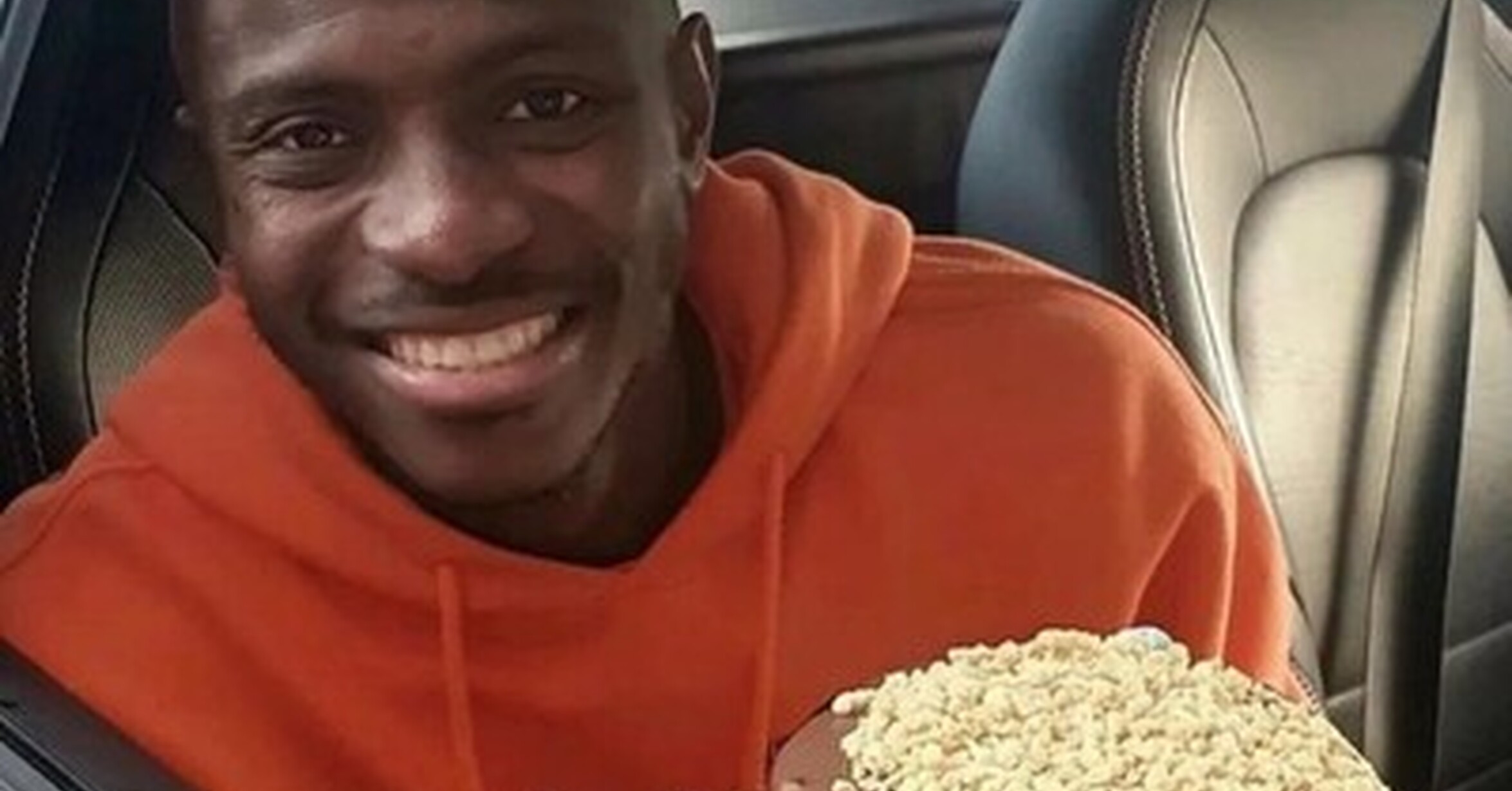 [ MEMEDEPORTES ] Oshimen recibiendo su tarta Oshimen