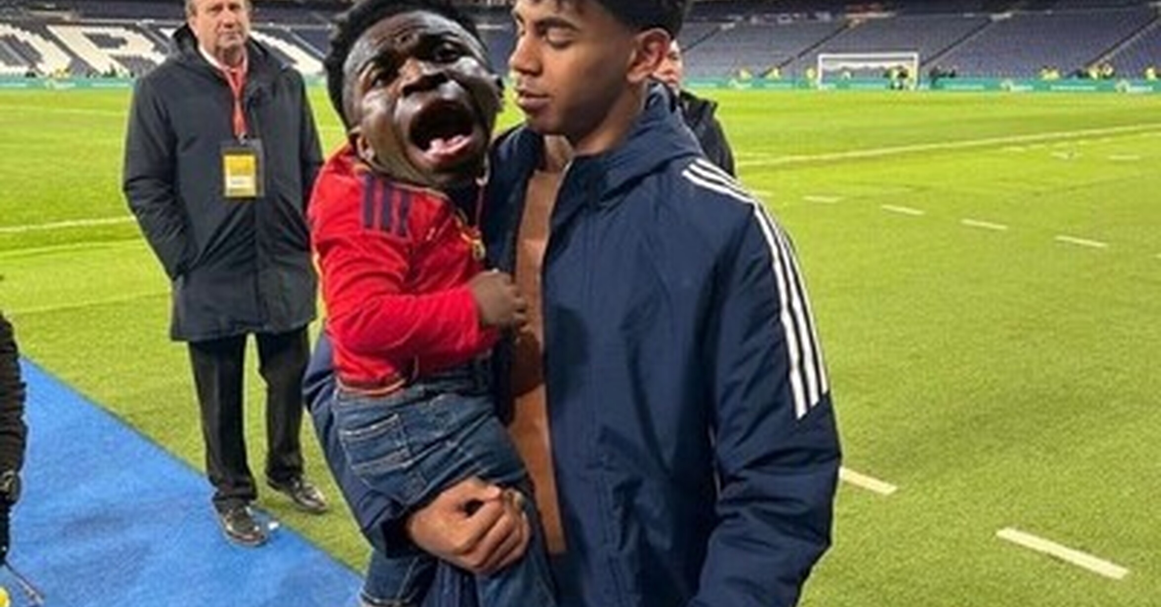 [ MEMEDEPORTES ] Lamine sale del campo con su hijo en brazos