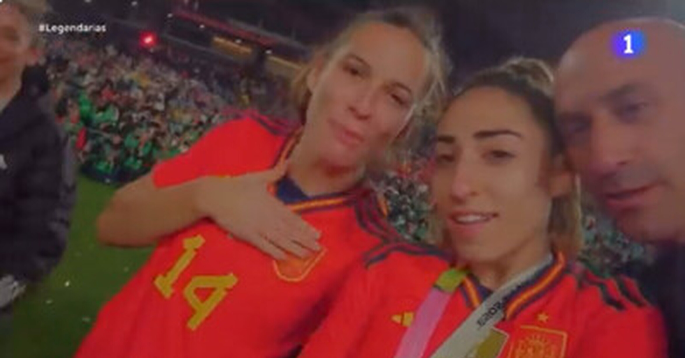 VEF > Visto en las Redes > Las imágenes de la vergüenza: Rubiales entrando a las jugadoras de la ...