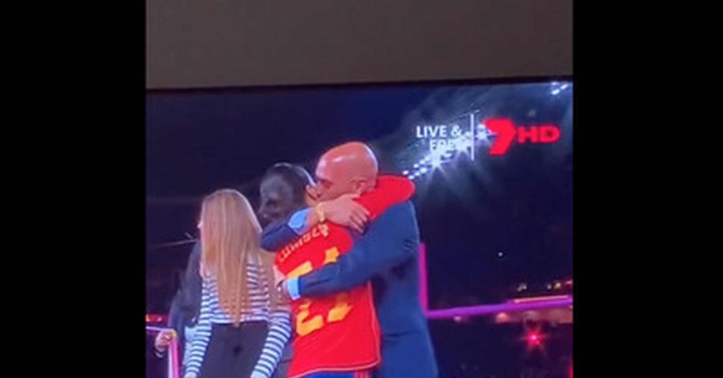 VEF > Visto en las Redes > El vídeo de Rubiales que poco ha salido en prensa, "felicitando" a su ...