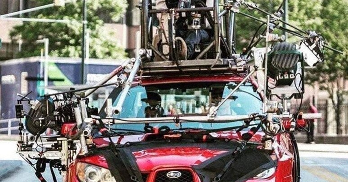 Baby Driver: abajo los personajes actúan, arriba el verdadero conductor.