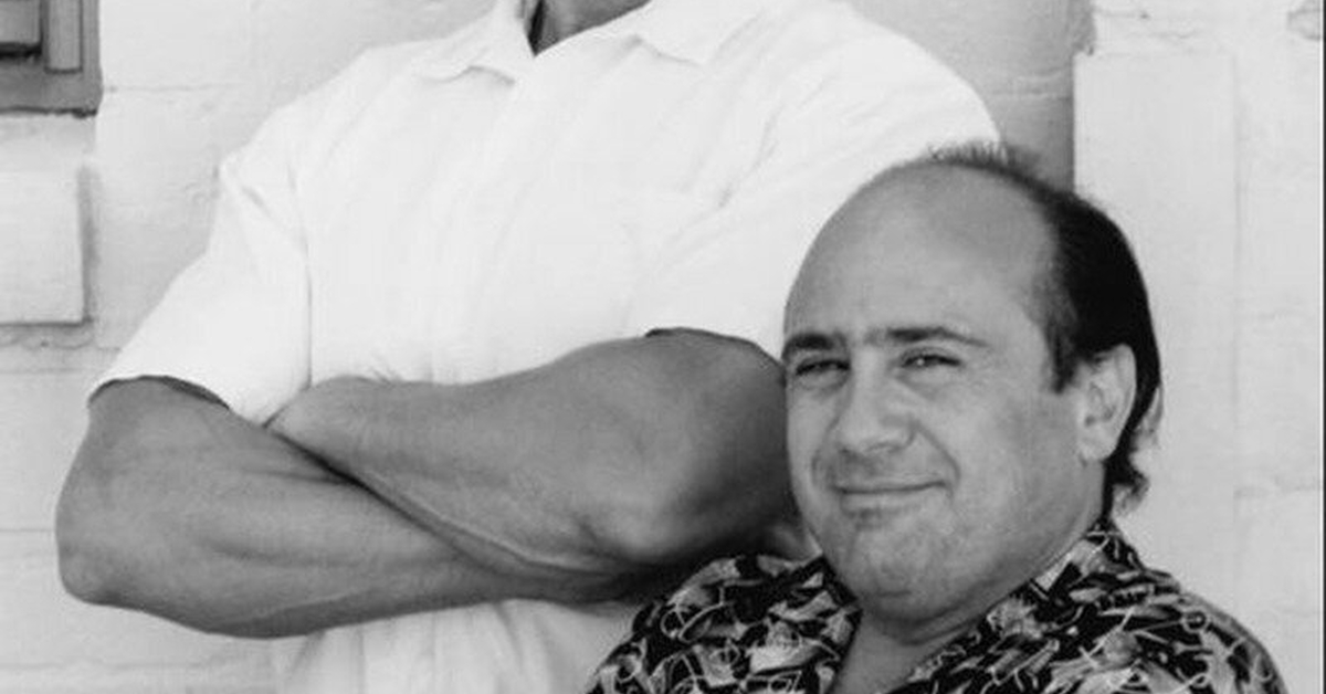 Danny Devito con su hermano gemelo en 1988