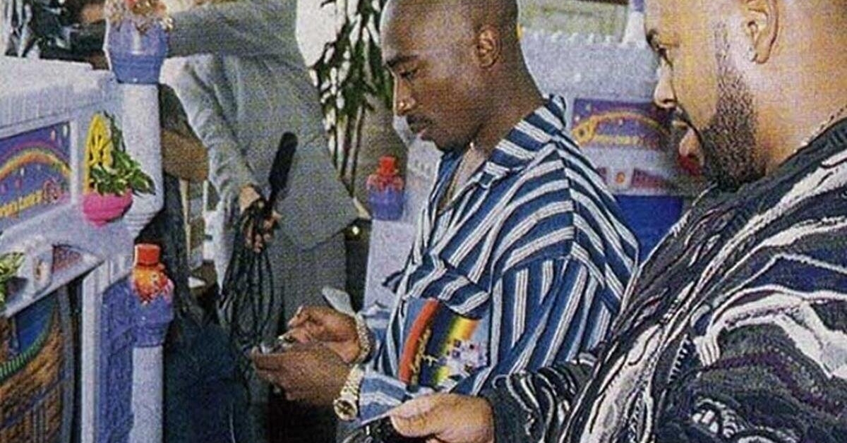 Tupac jugando a Sonic The Hedgehog 2.